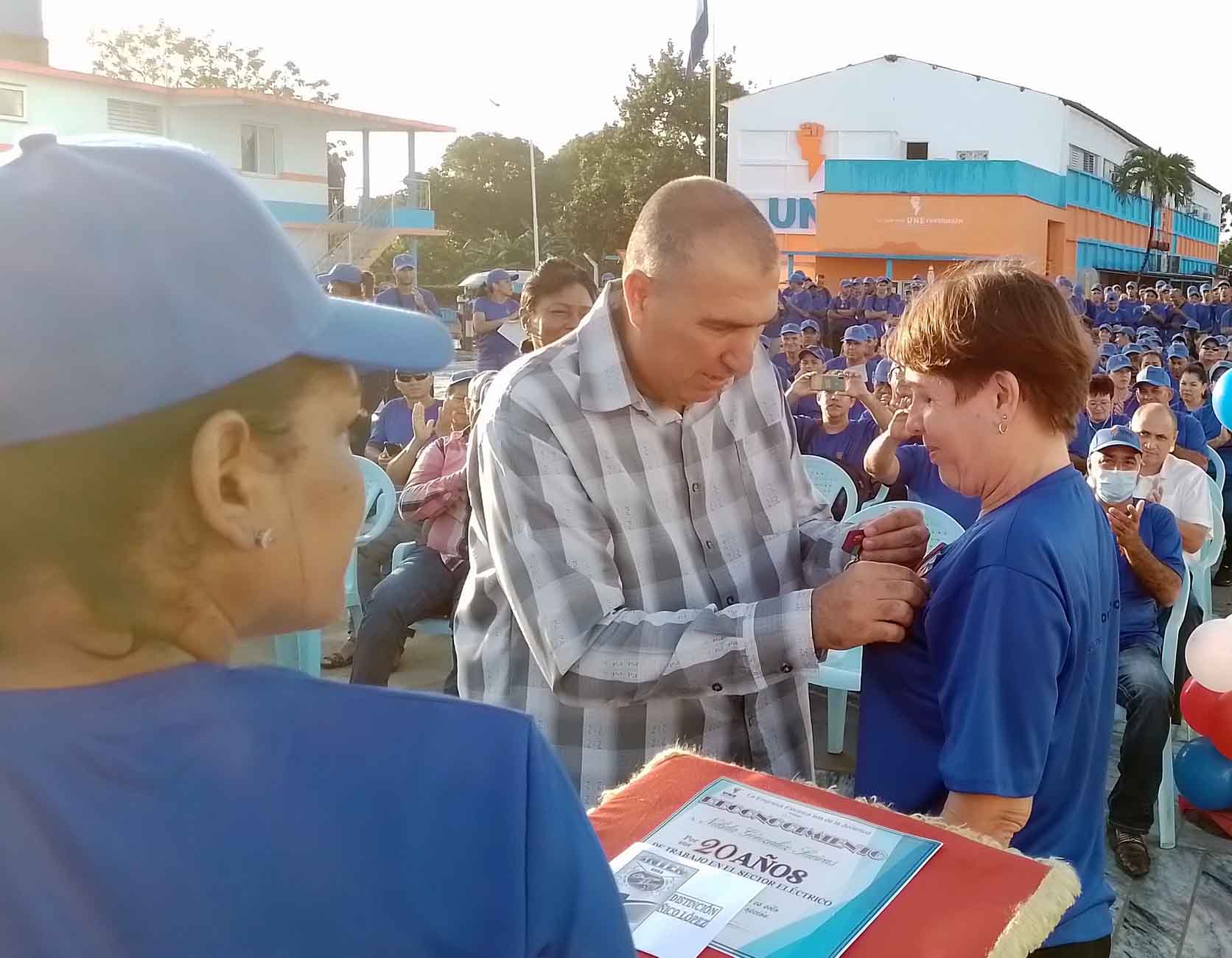 Enaltecen labor de los trabajadores “eléctricos”