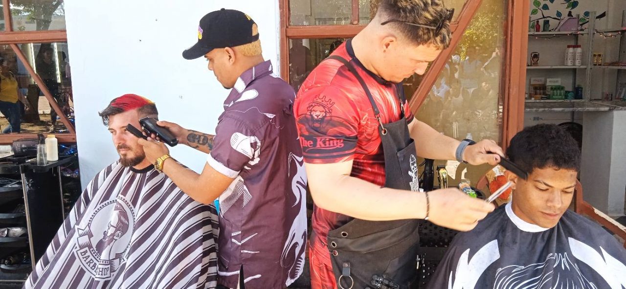 Barberos y peluqueros hacen gala de sus habilidades (+ Fotos)